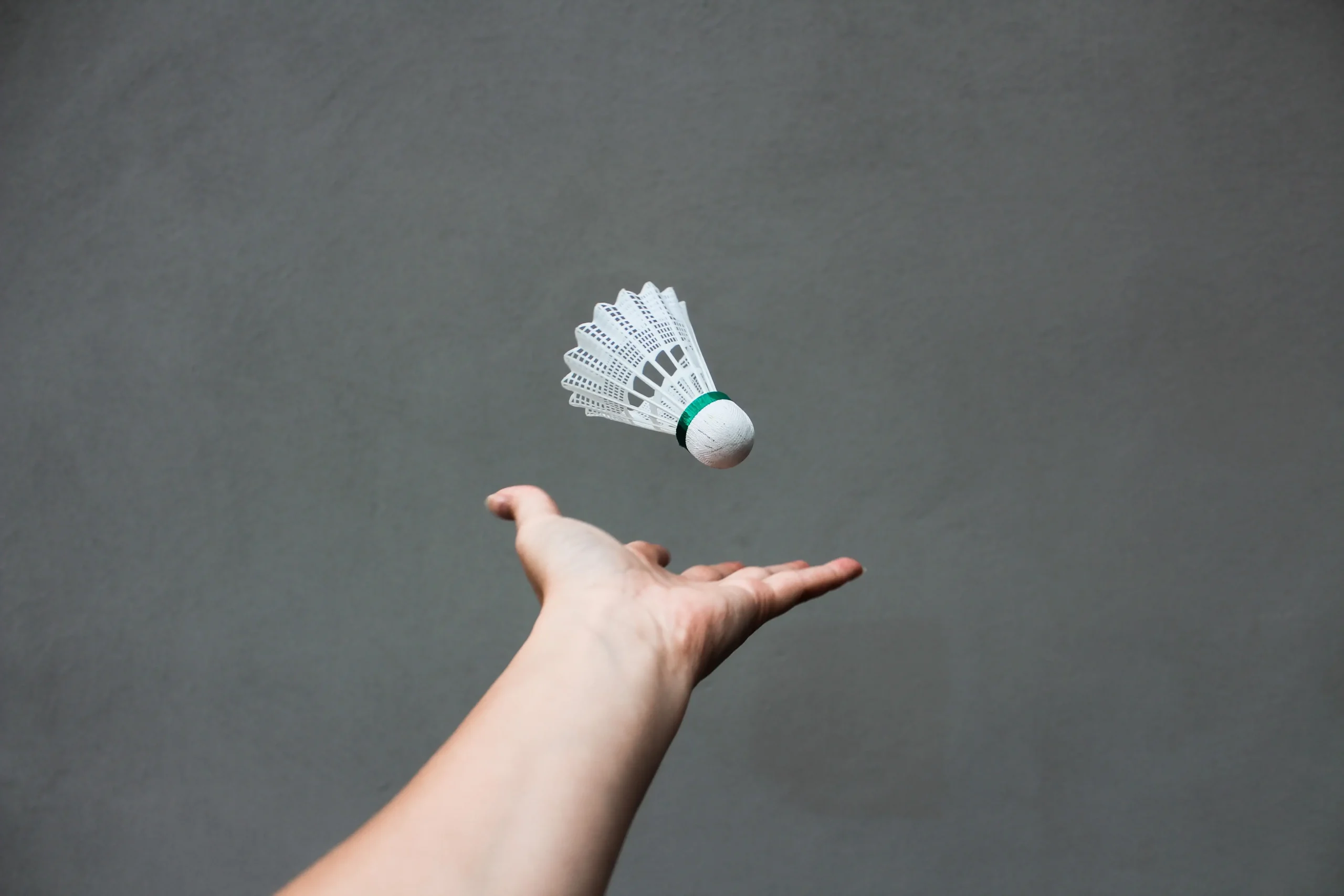 What is the Weight of a Plastic Shuttlecock? - BadmintonBites